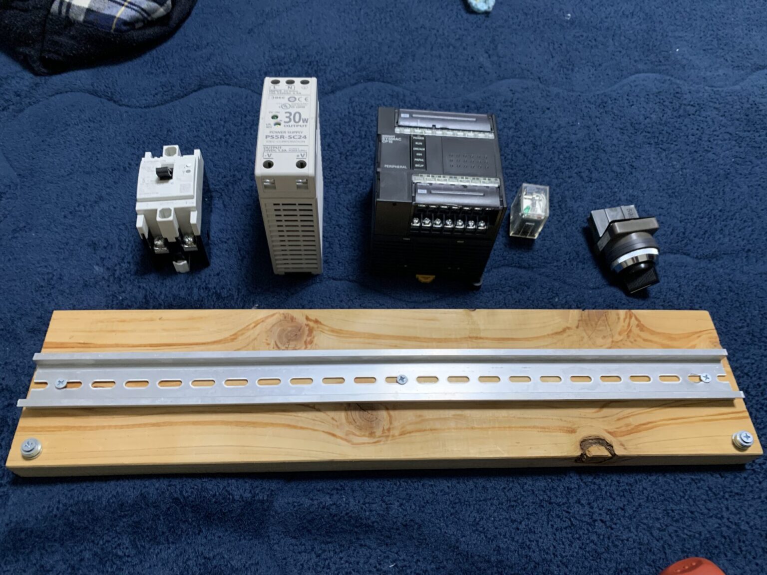 オムロン PLC 配線から動作させるまで 配線編 | bakki DIY