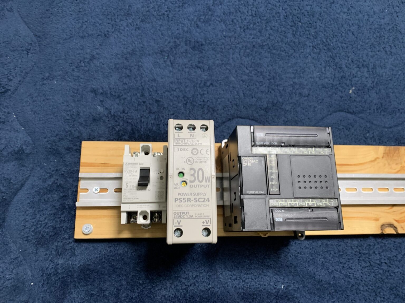 オムロン PLC 配線から動作させるまで 配線編 | bakki DIY